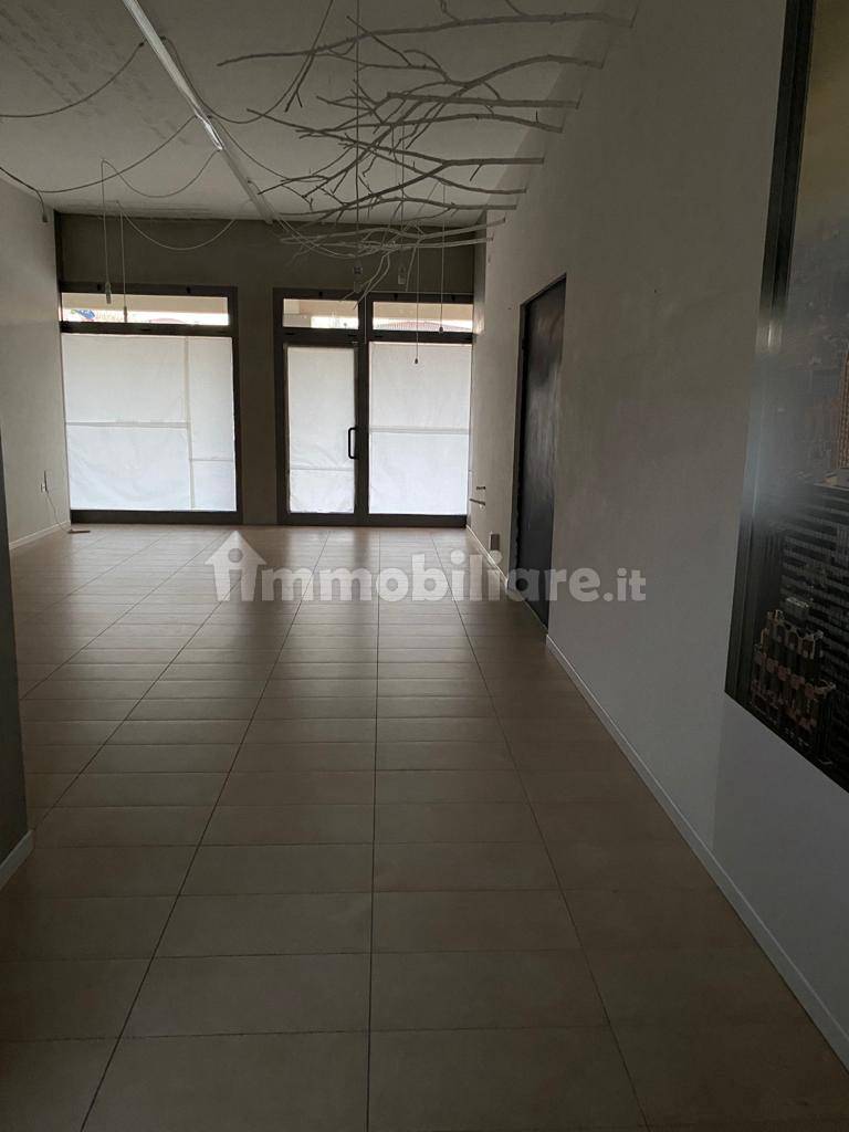 Locale commerciale con laboratorio in Vendita