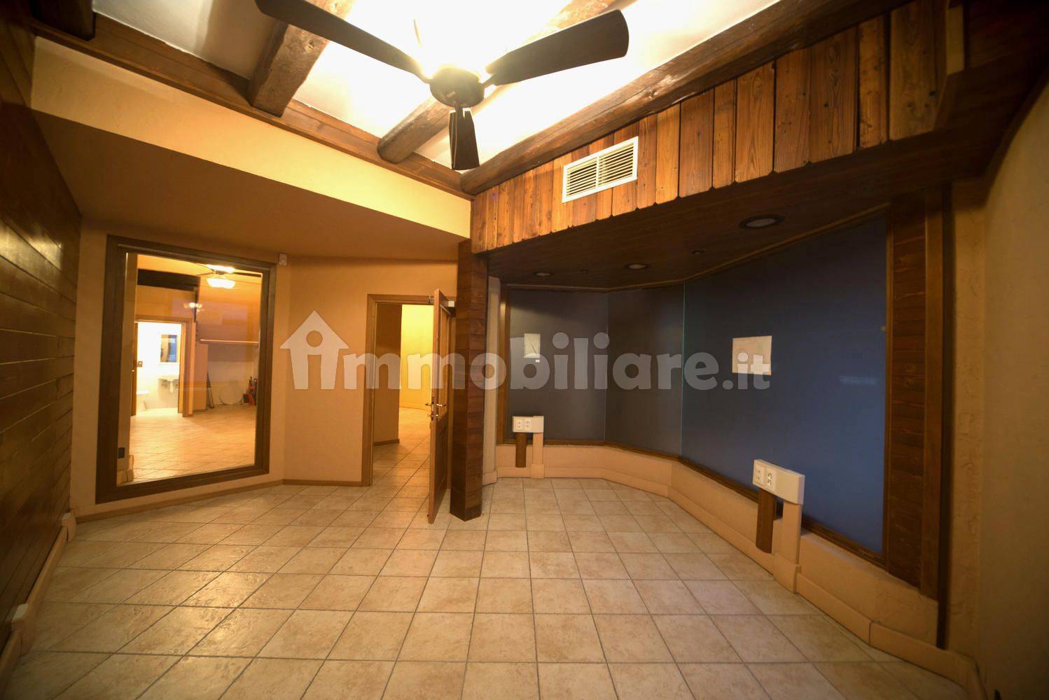 Locale commerciale in Vendita