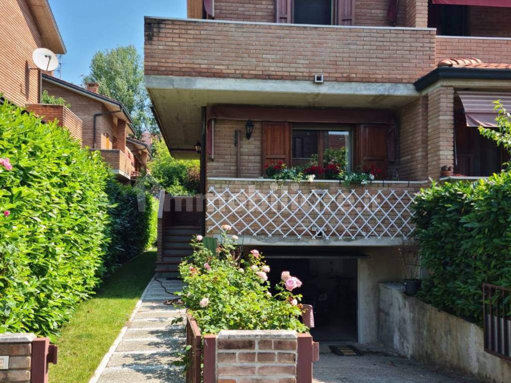 Rent Terraced house Ferrara. Excellent condition, parking space, with ...