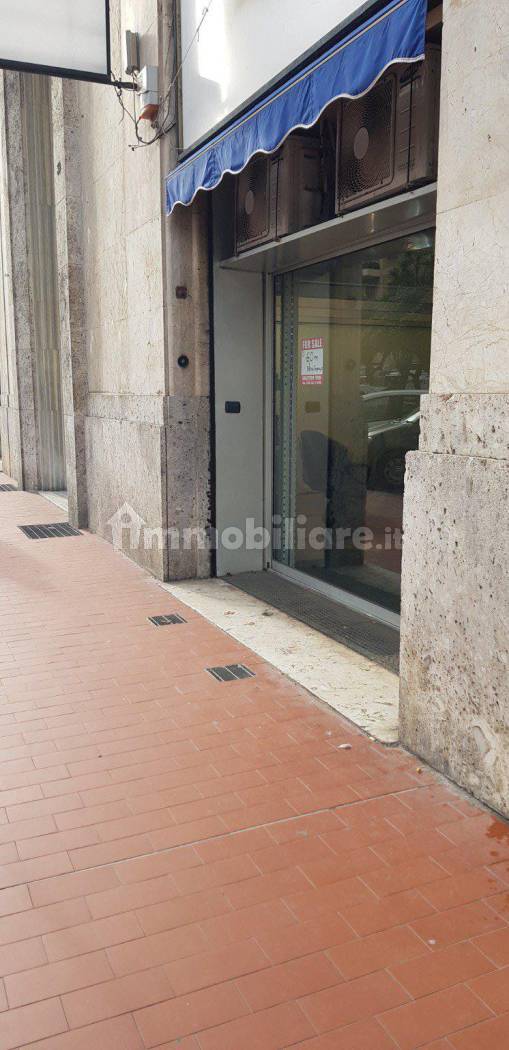 Locale commerciale in Vendita