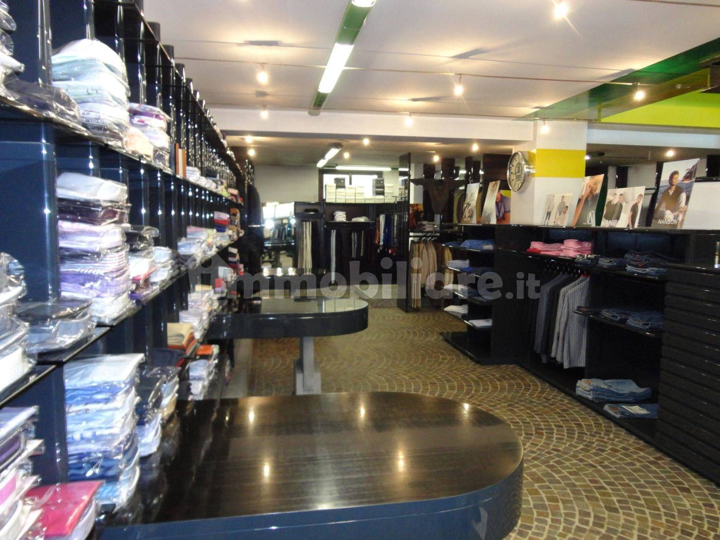 Locale commerciale in Vendita