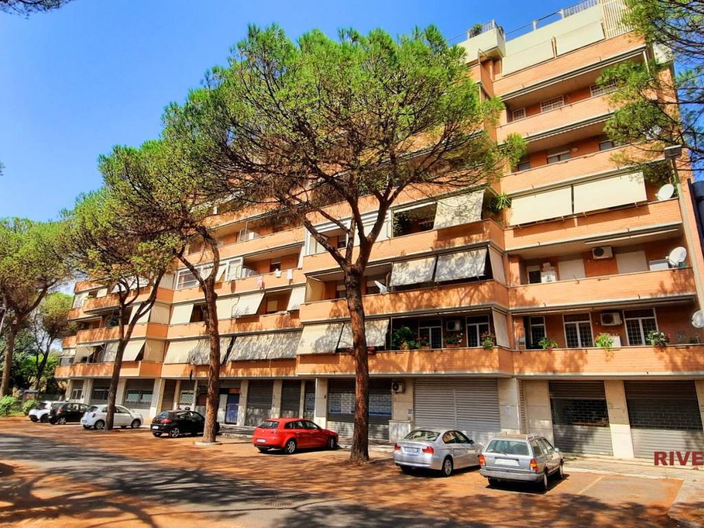 Vendita Appartamento Roma. Quadrilocale in via Pellaro 74. Buono stato ...