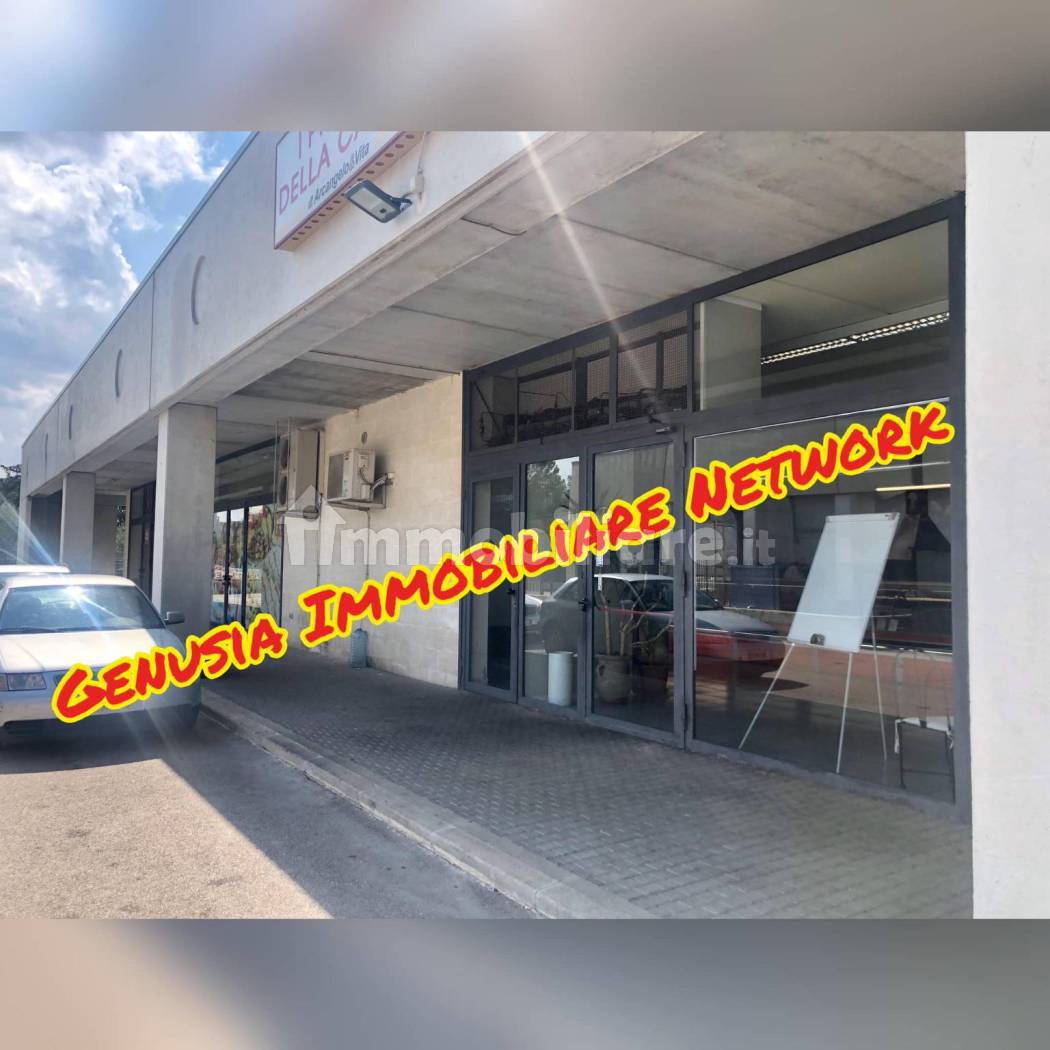 Locale commerciale in Vendita