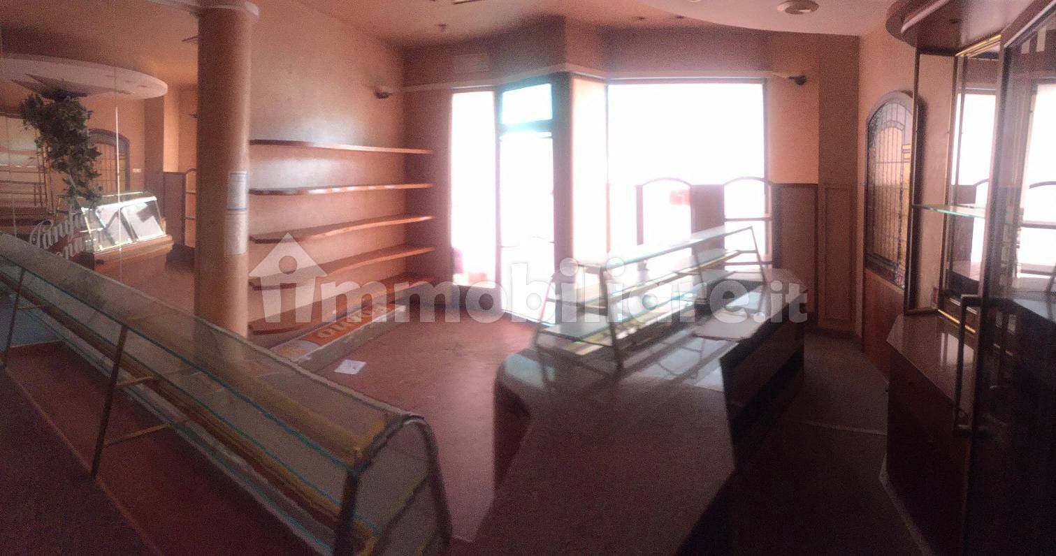 Locale commerciale con laboratorio in Vendita