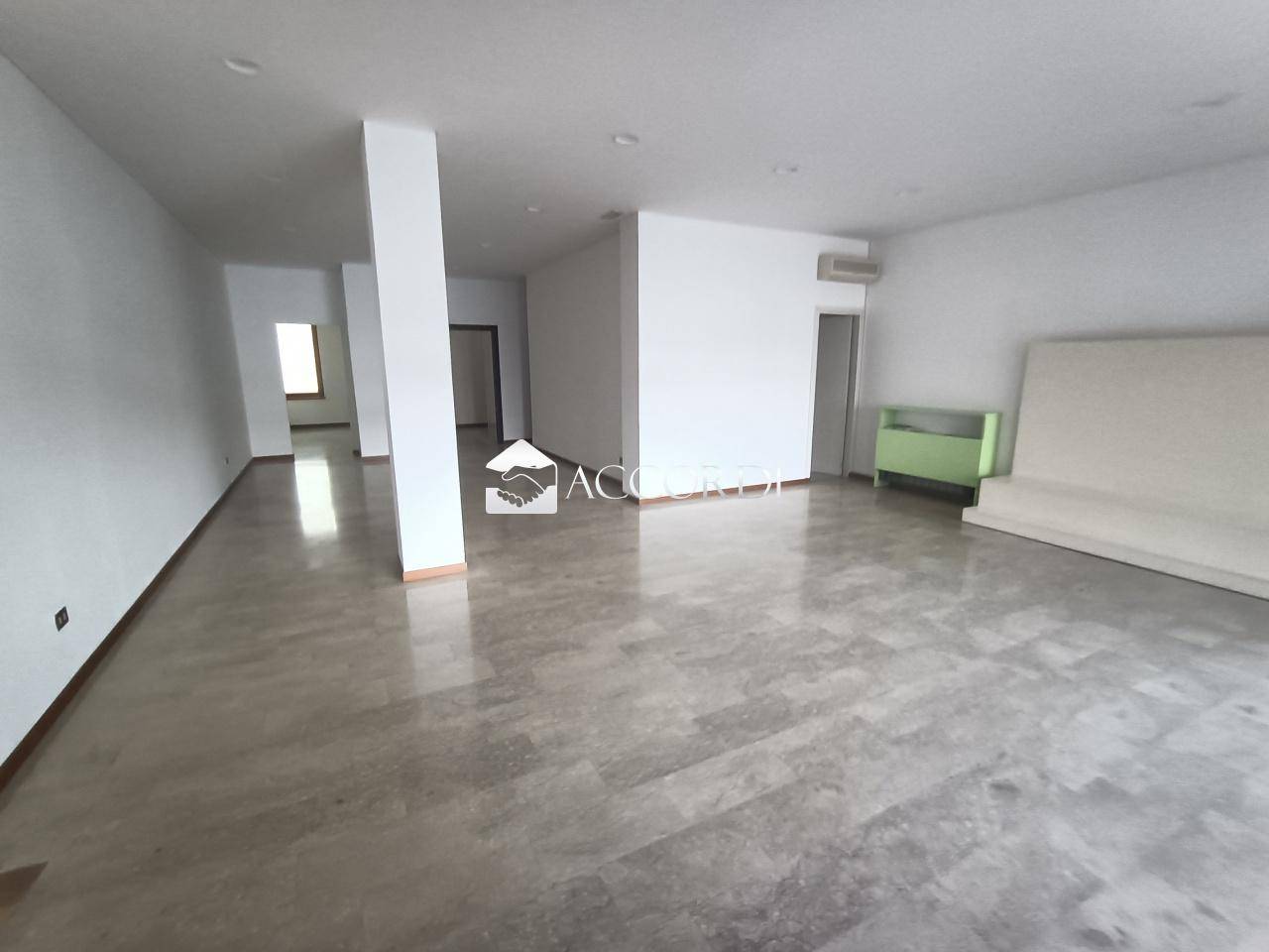 Locale commerciale in Vendita