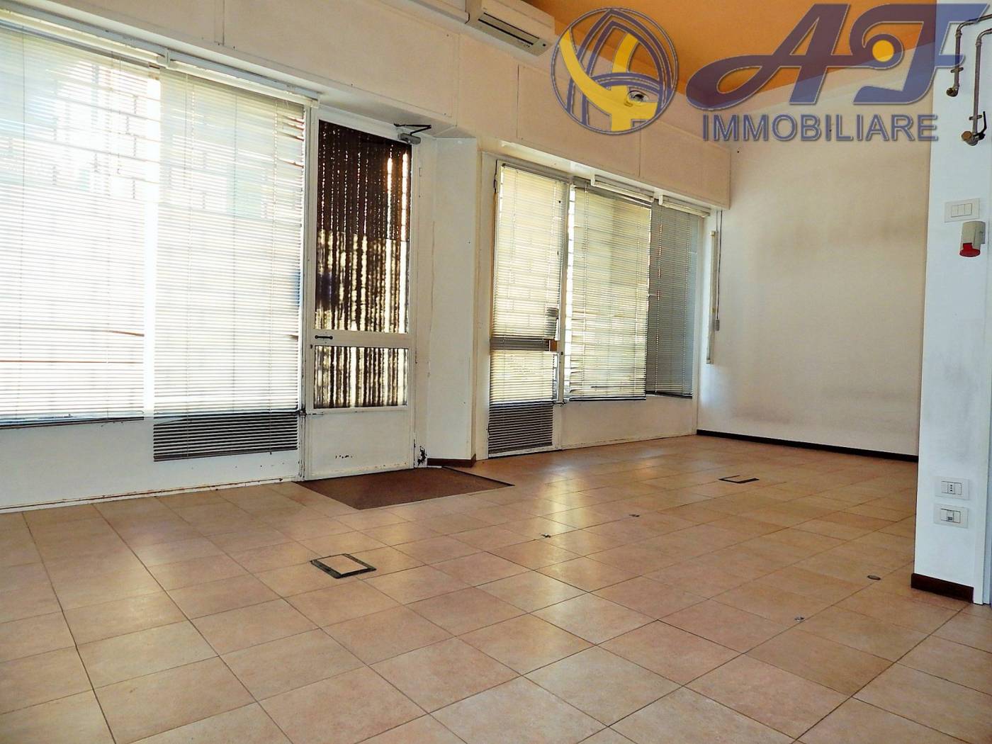 Attività commerciale con laboratorio in Vendita