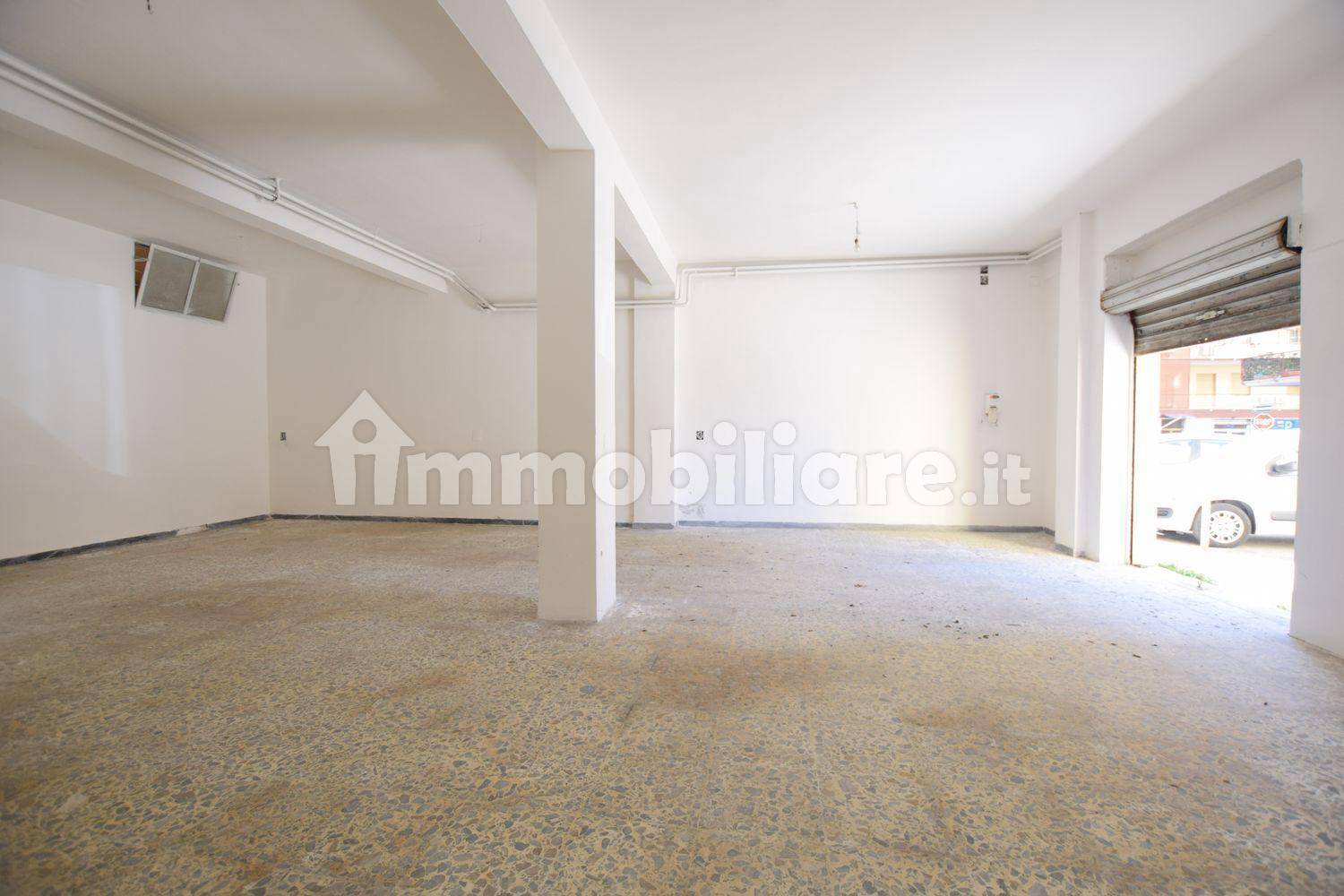 Locale commerciale in Vendita