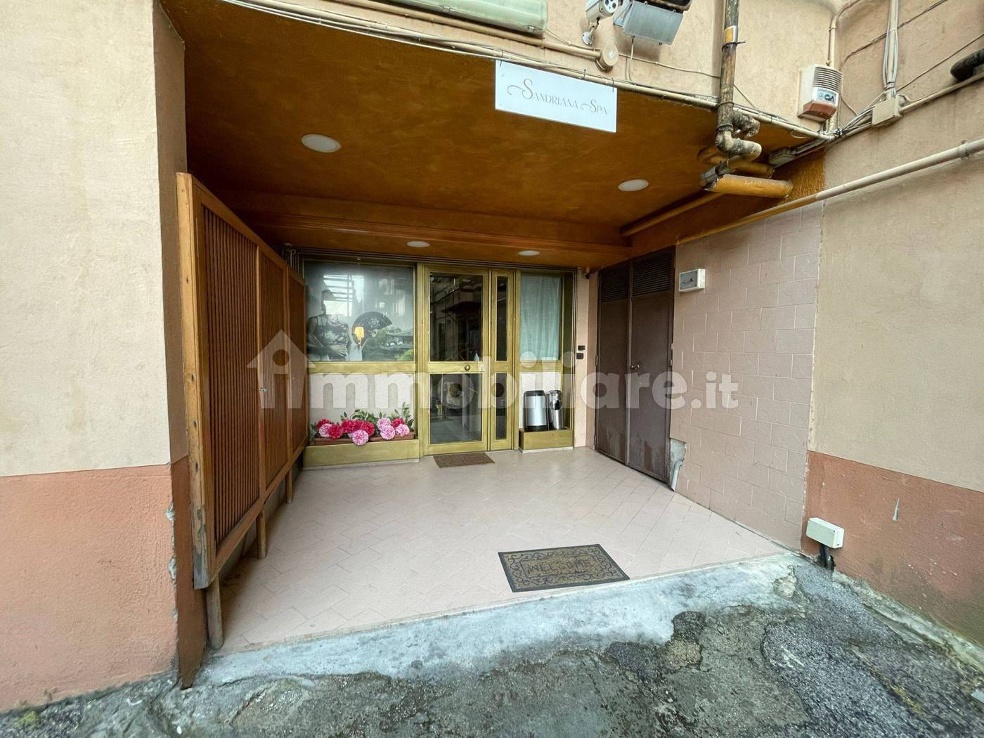 Locale commerciale in Vendita