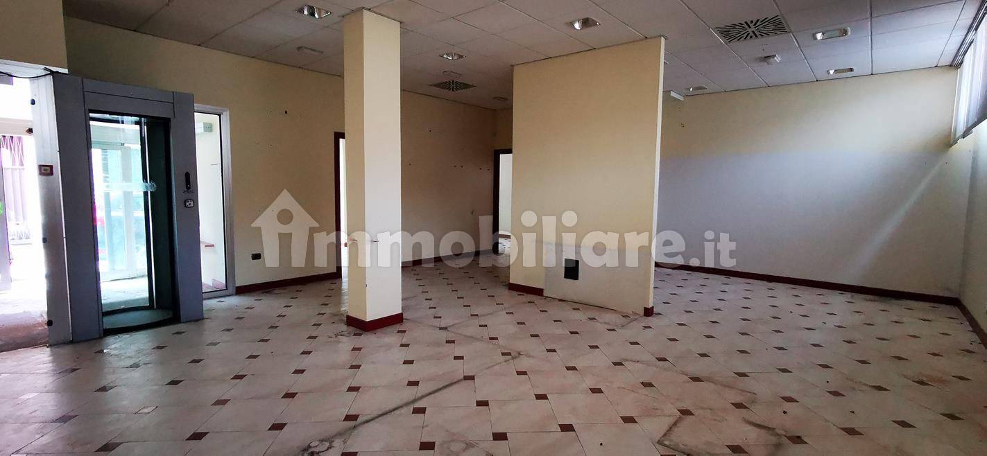 Locale commerciale in Vendita