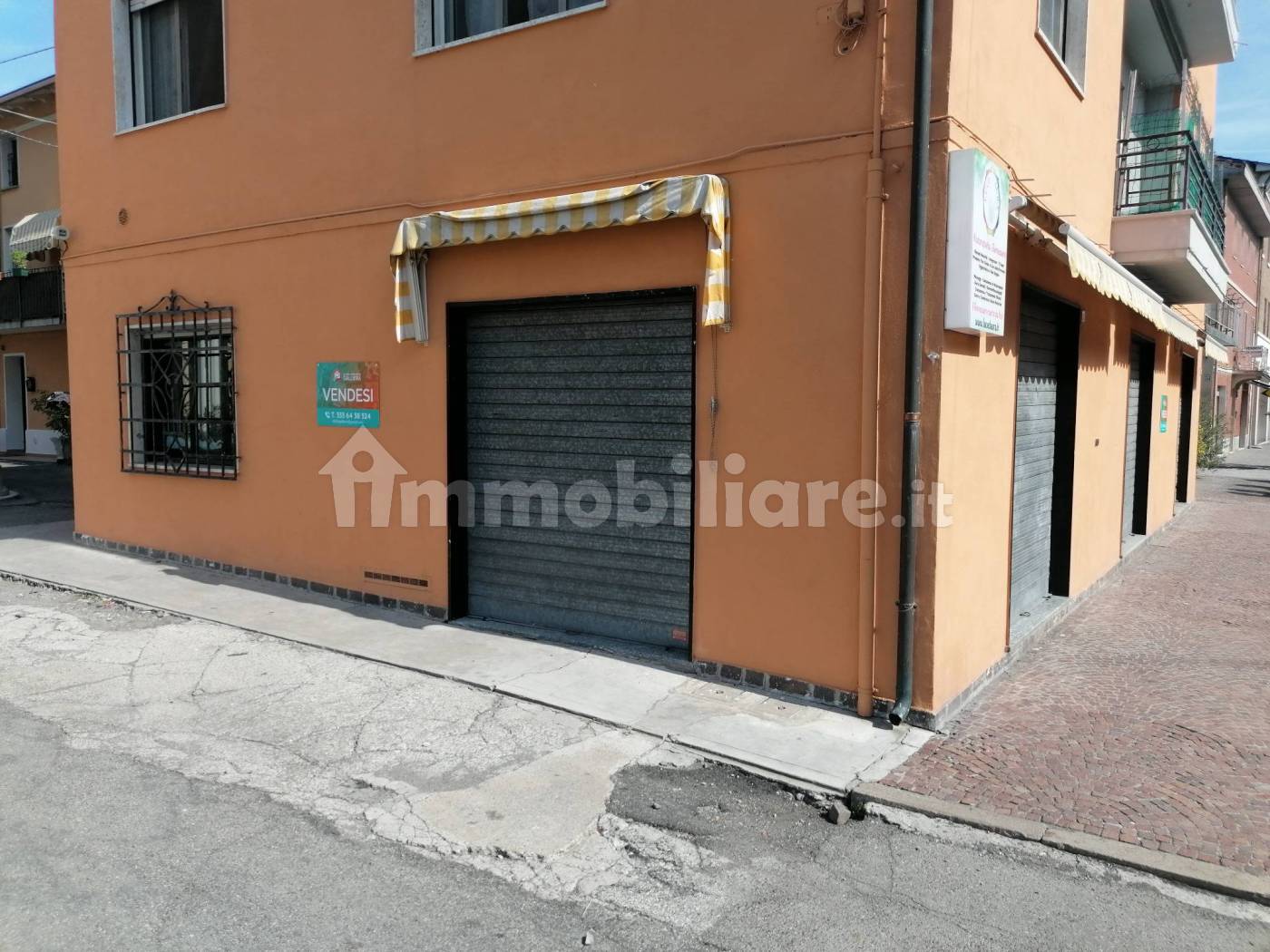 Locale commerciale in Vendita