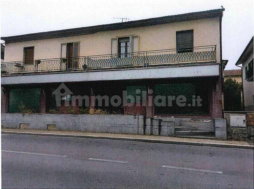 Locale commerciale in Vendita