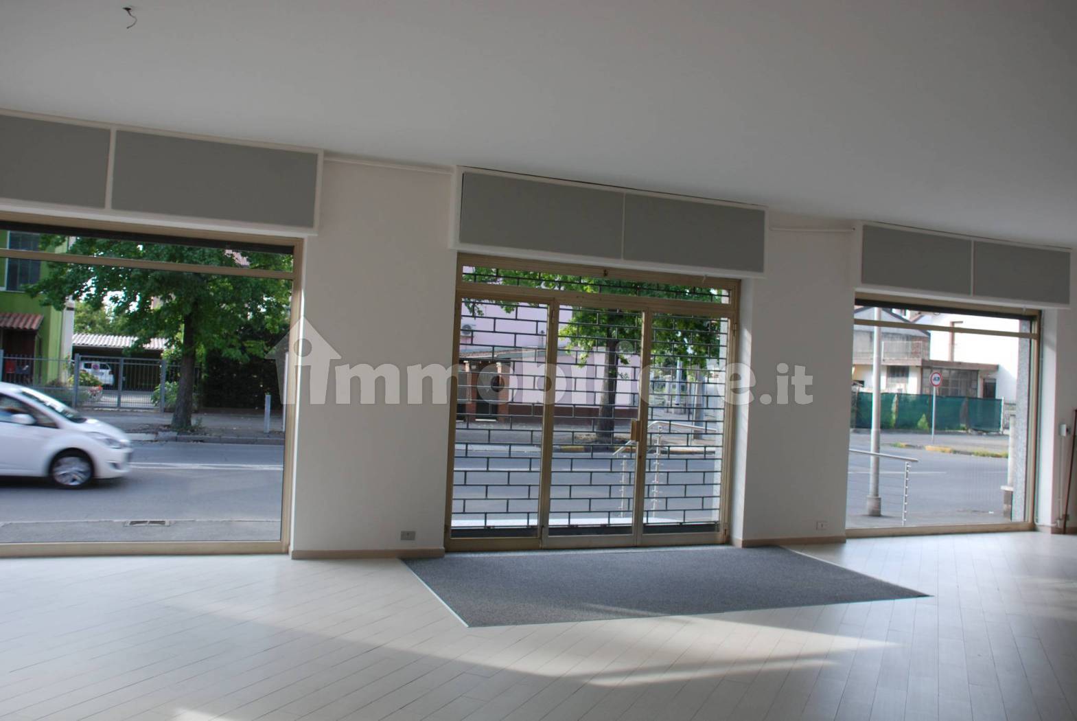 Locale commerciale in Vendita