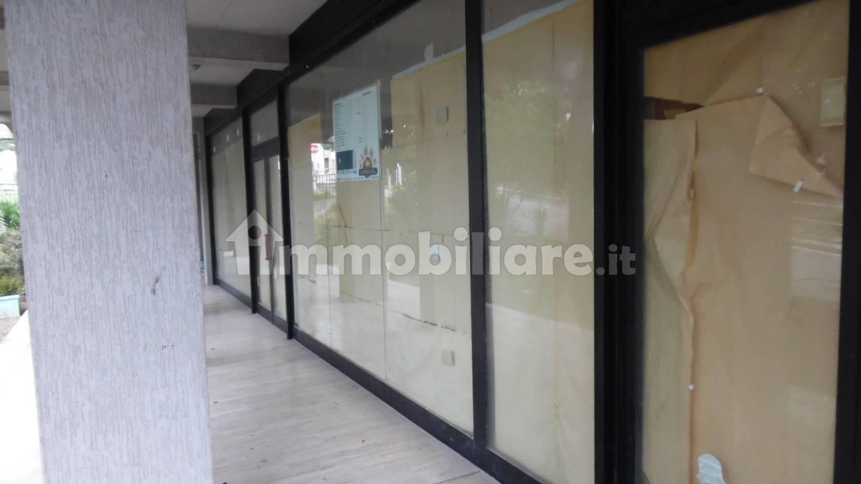 Locale commerciale in Vendita