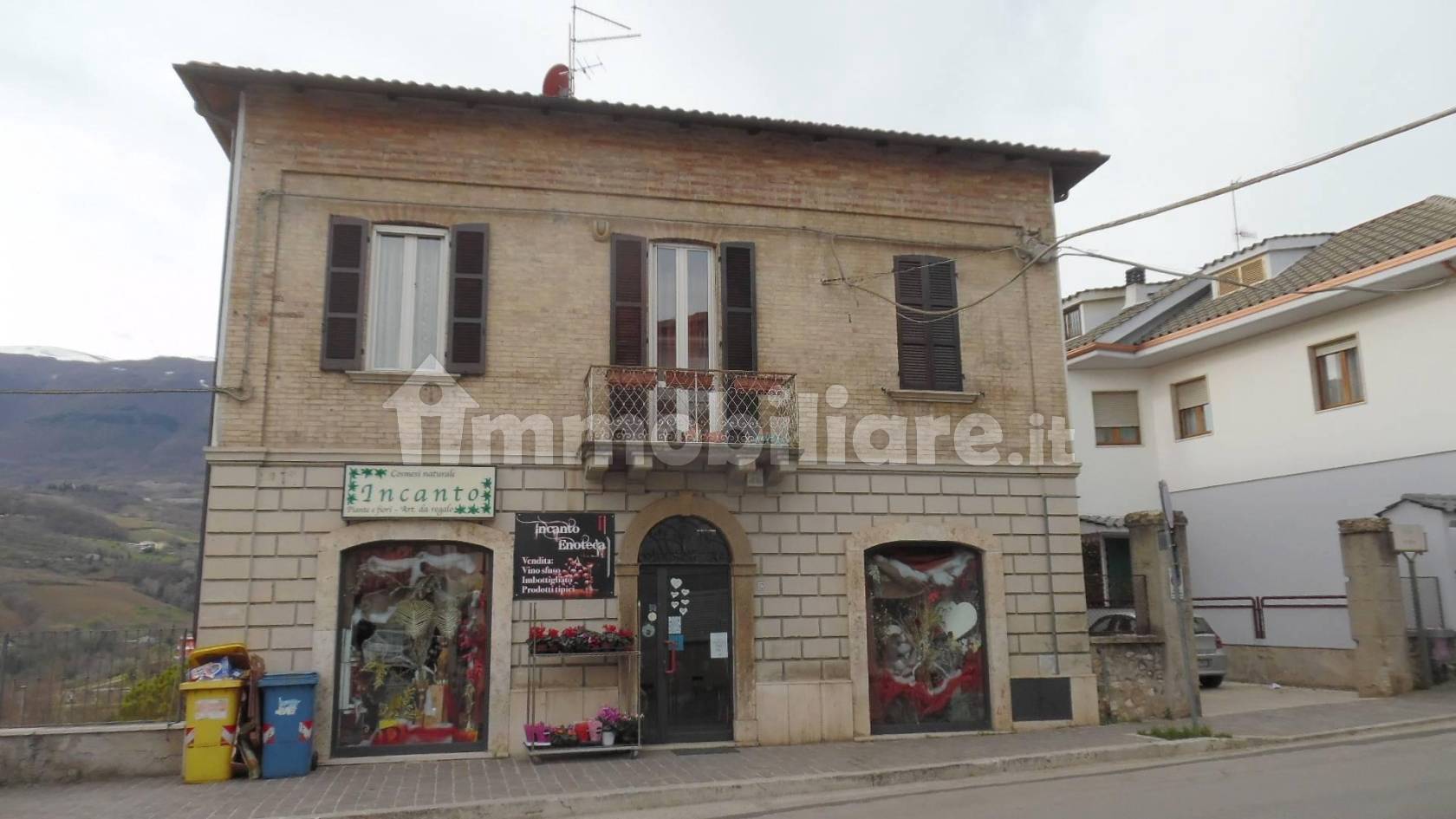 Locale commerciale in Vendita