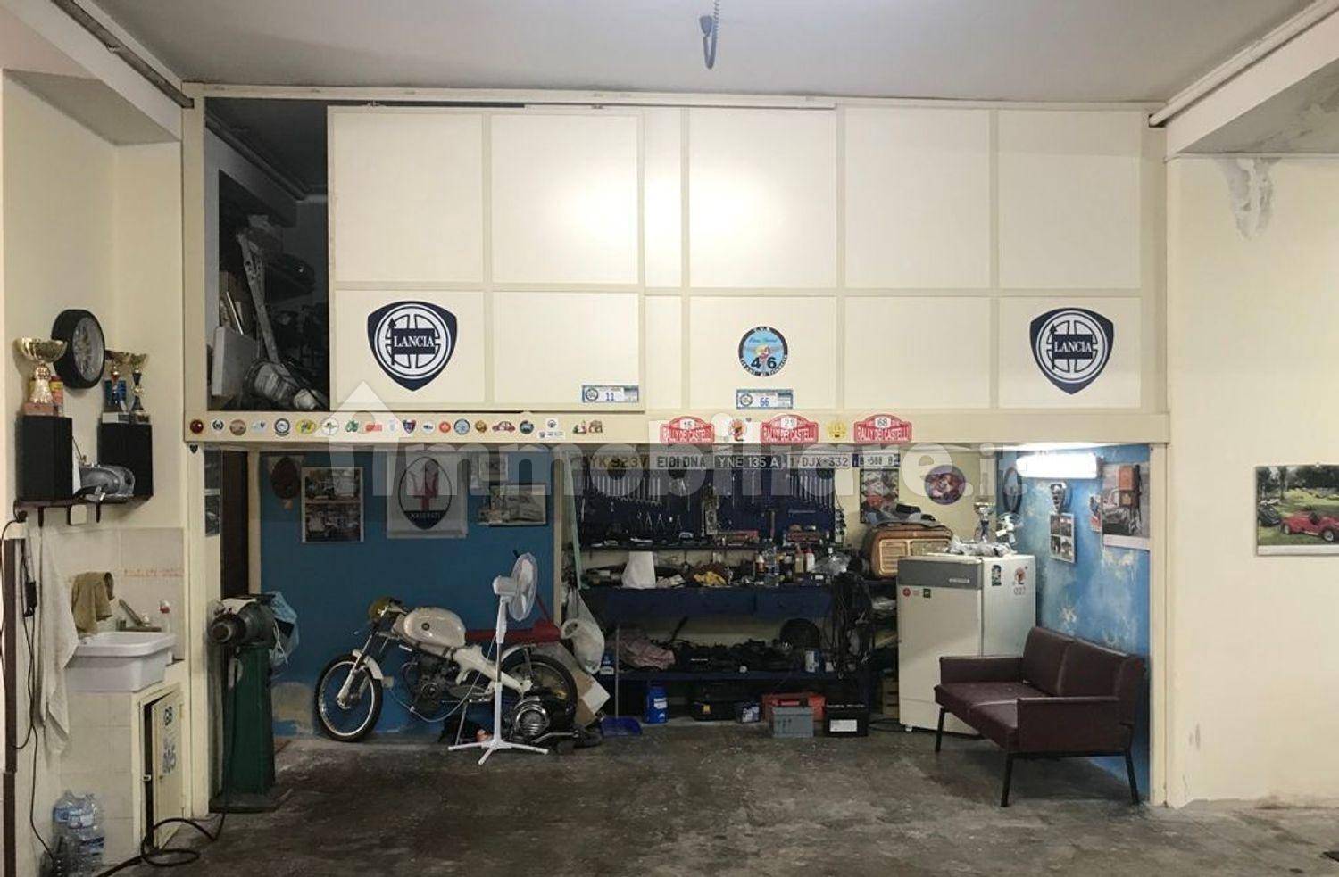 Locale commerciale in Vendita