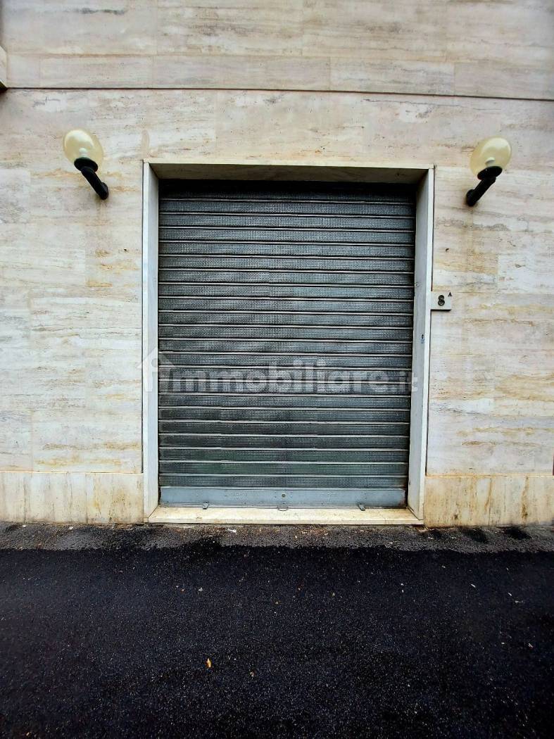 Locale commerciale in Vendita