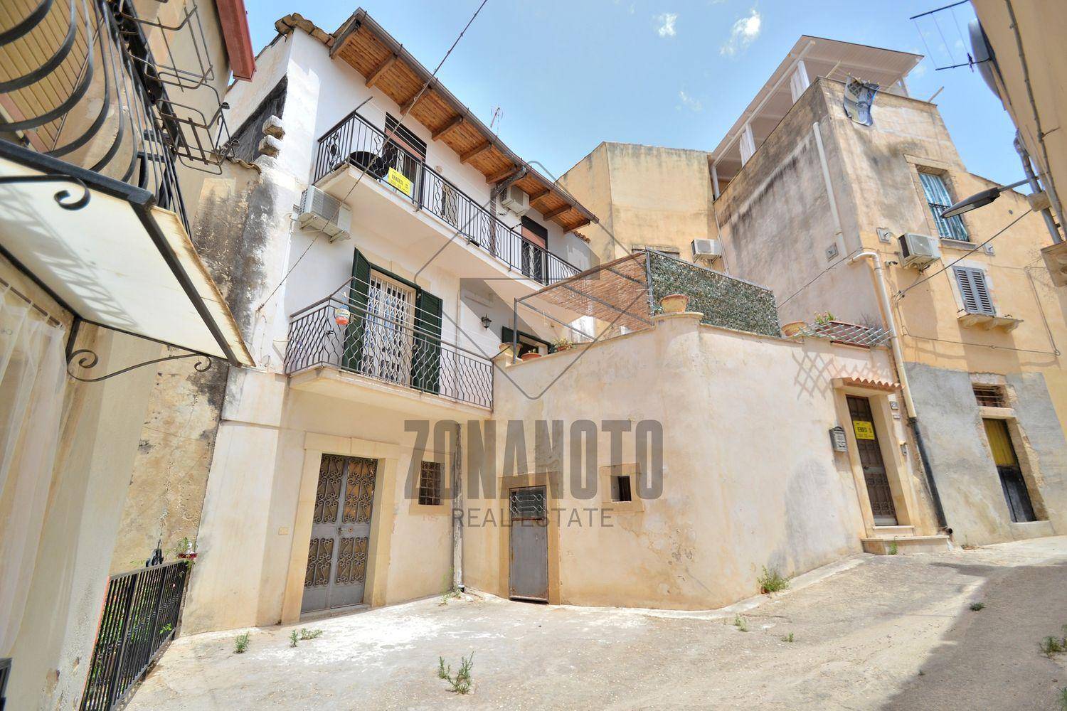 Quadrilocale Vico Salamina 15, Centro, Noto