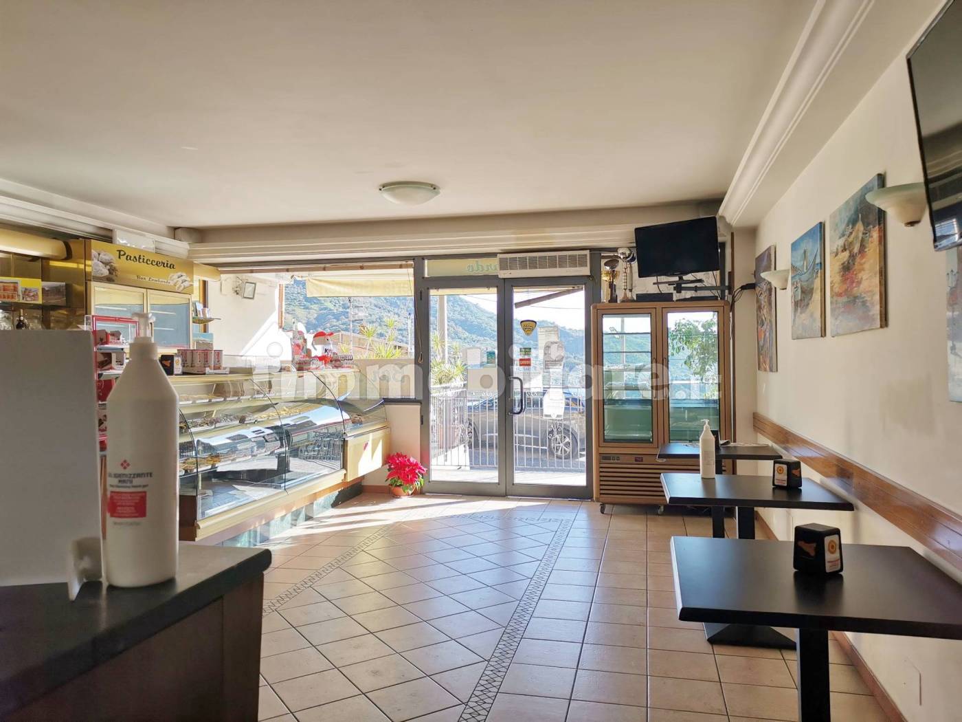 Bar con laboratorio in Vendita