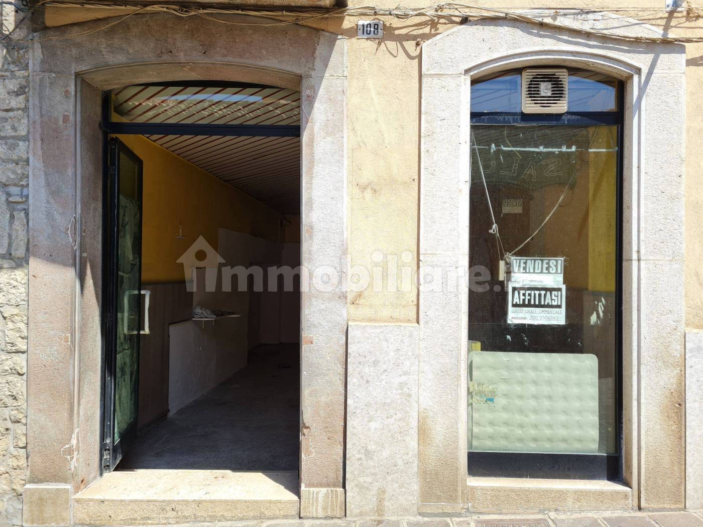 Locale commerciale con laboratorio in Vendita