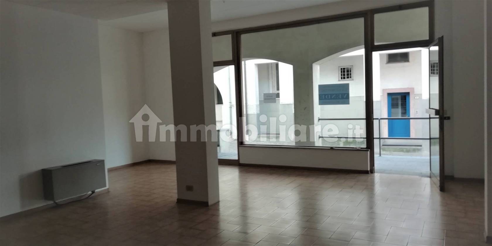 Locale commerciale in Vendita