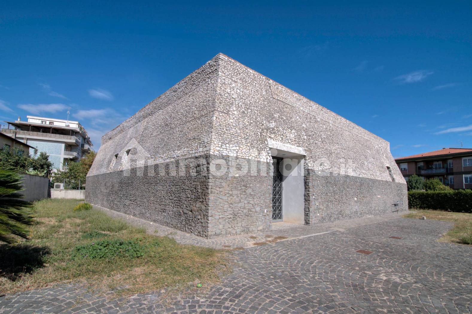 Locale commerciale in Vendita