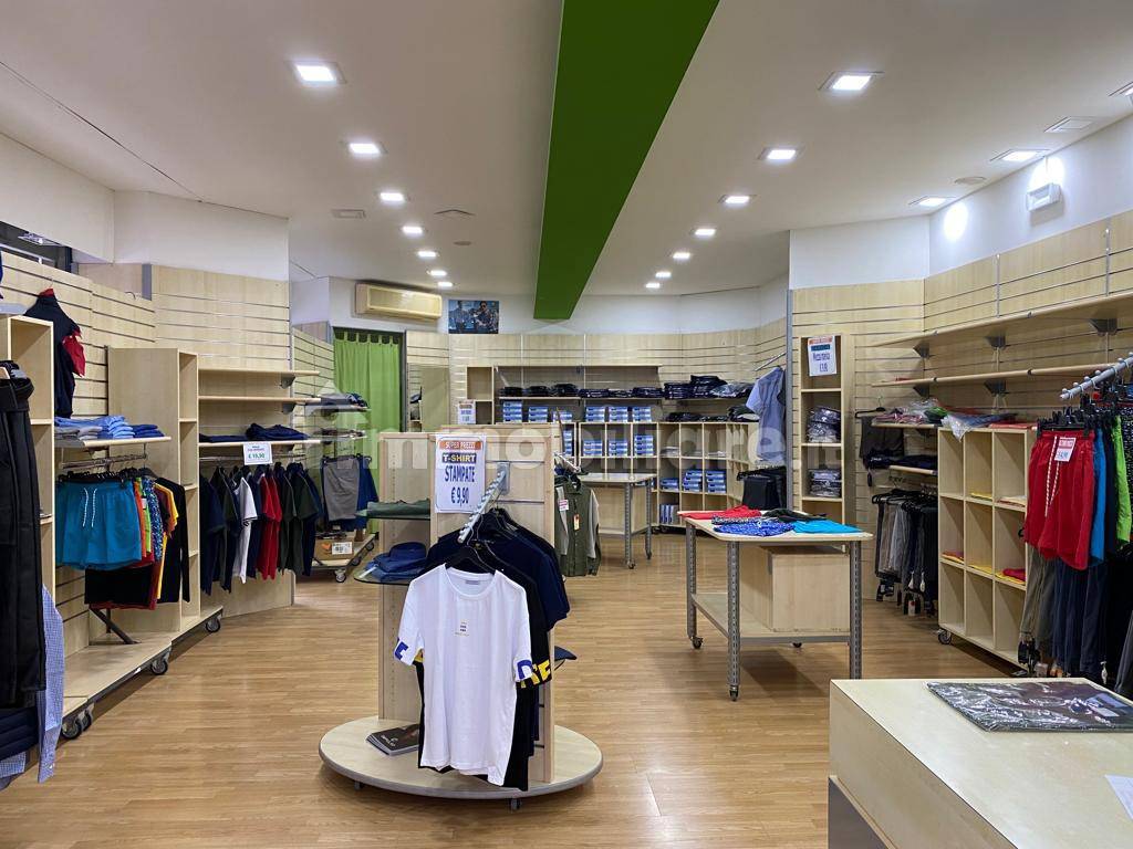 Locale commerciale in Vendita