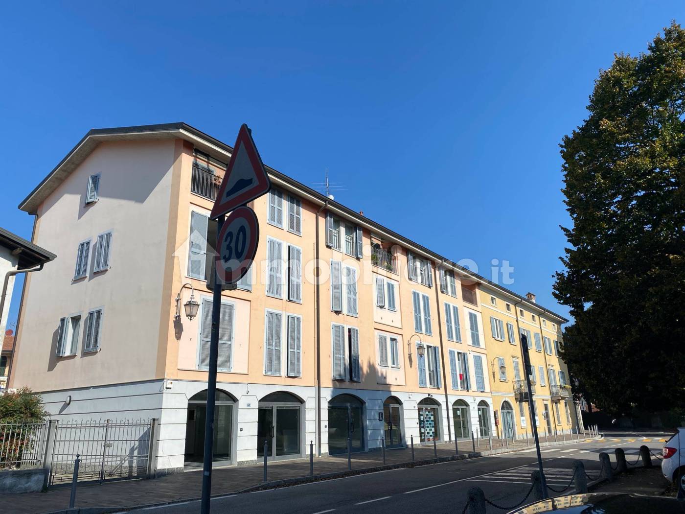 Locale commerciale in Vendita