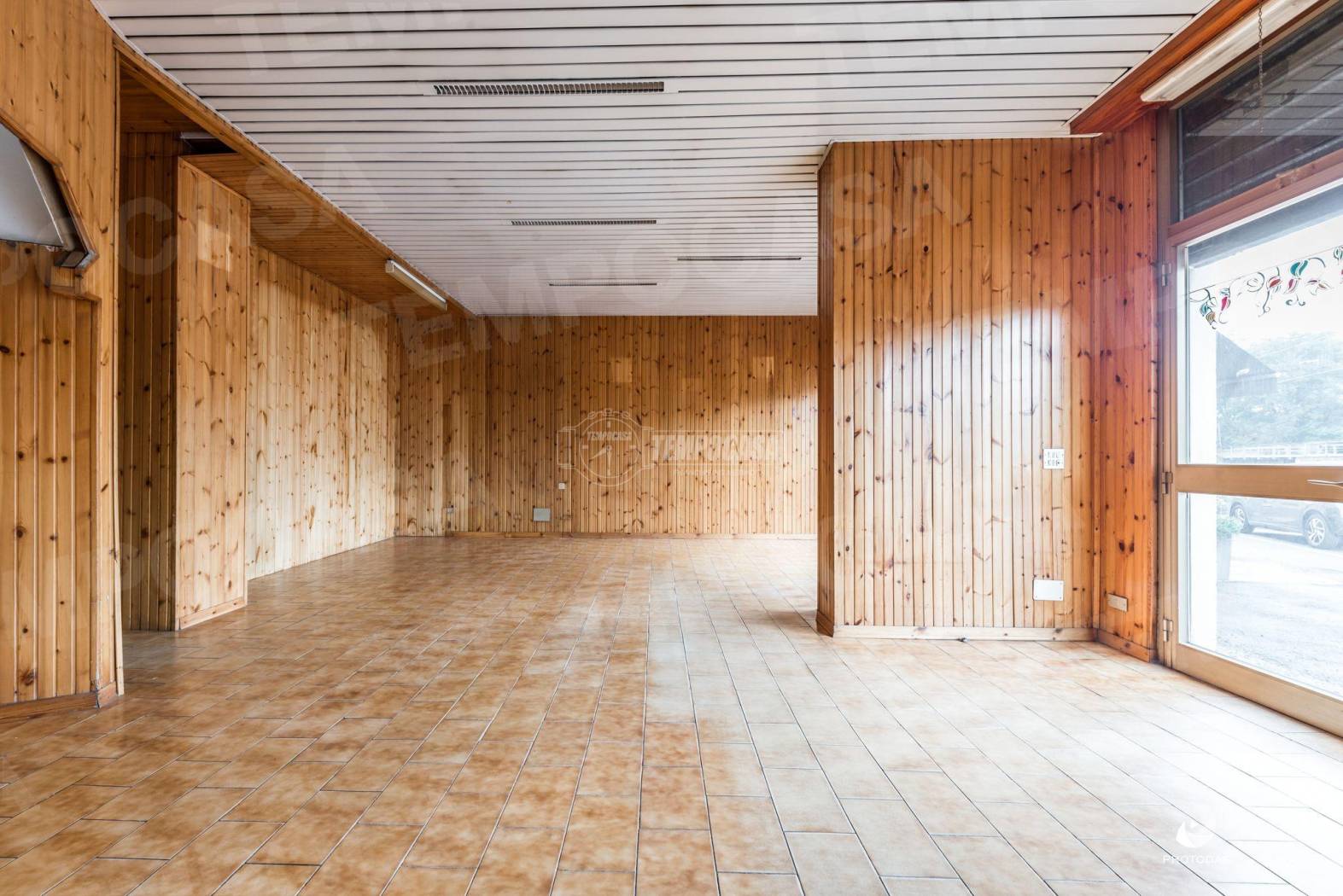 Locale commerciale con laboratorio in Vendita