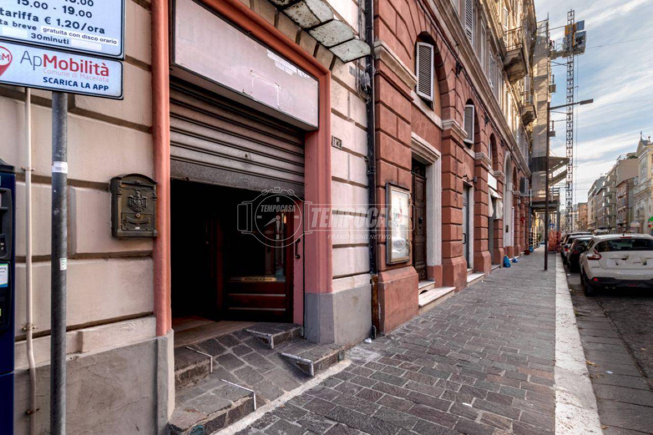 Locale commerciale in Vendita