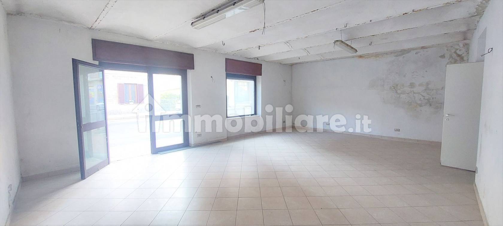 Locale commerciale in Vendita