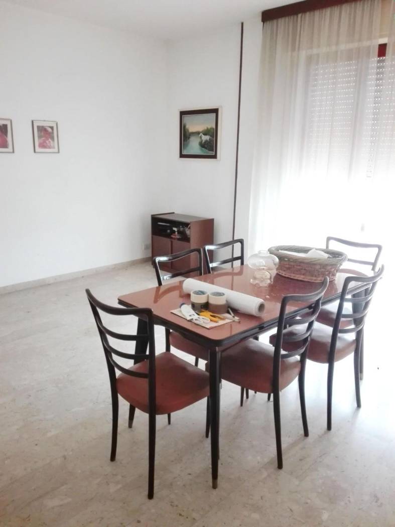 Quadrilocale da ristrutturare, secondo piano, Avenza, Carrara