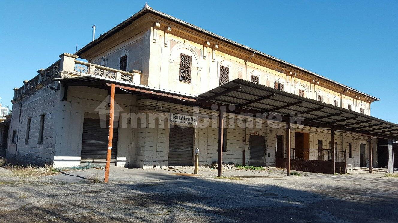 Locale commerciale in Vendita