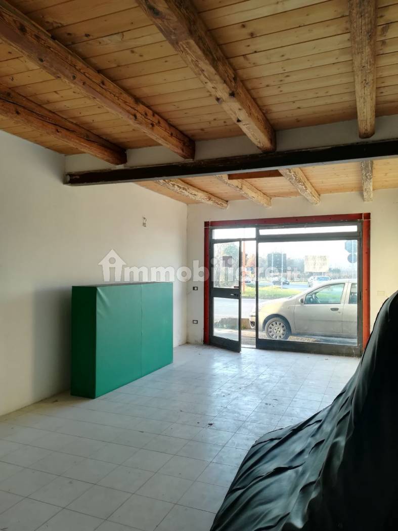 Locale commerciale in Vendita
