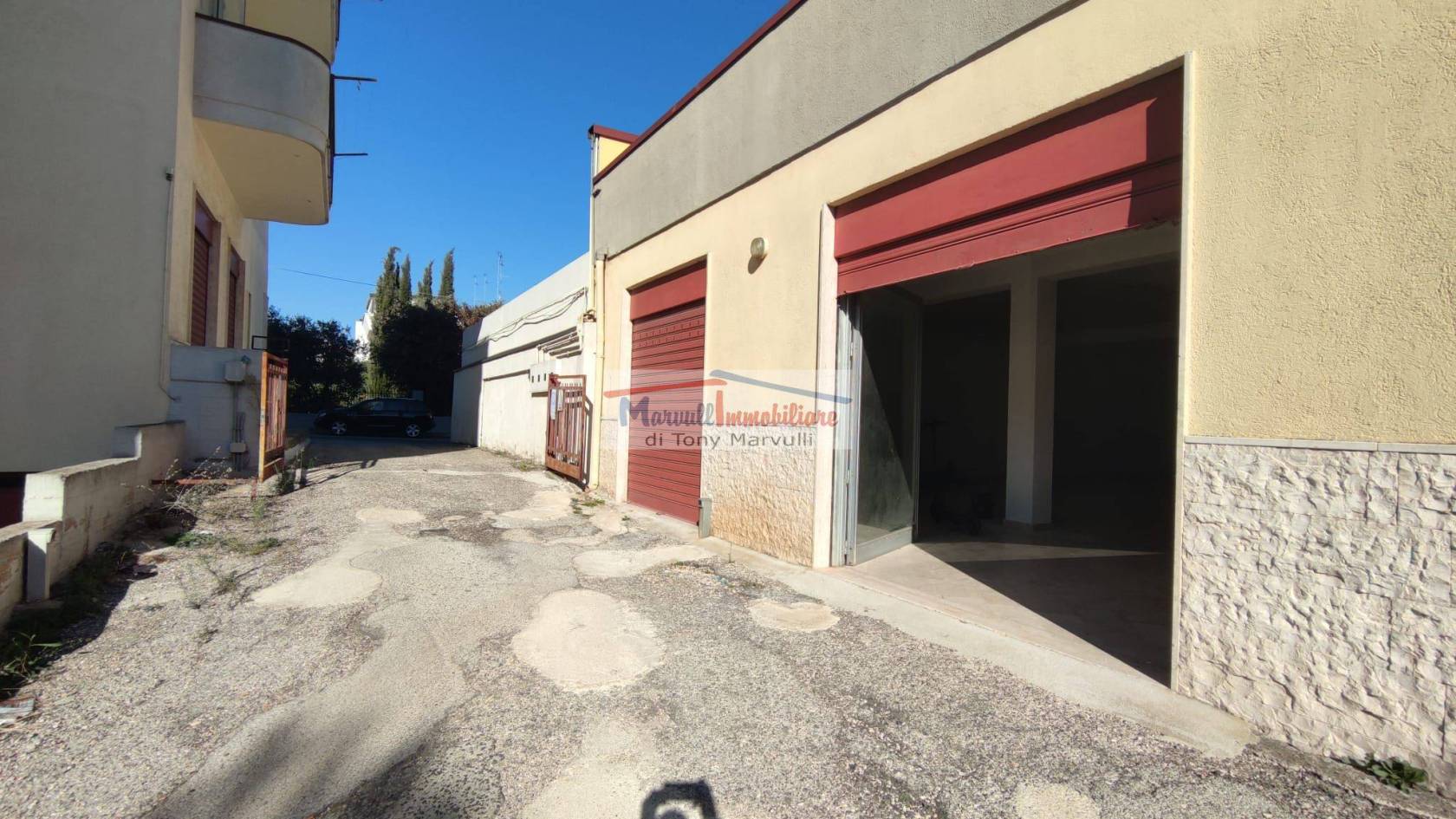 Attività commerciale con laboratorio in Vendita