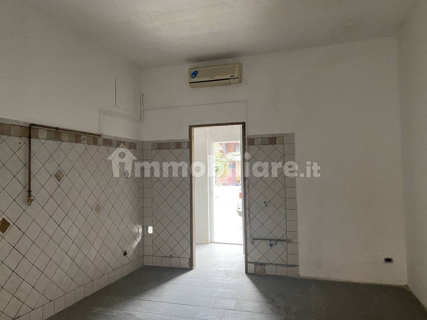 Locale commerciale in Vendita