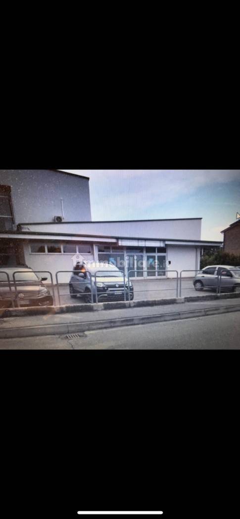 Locale commerciale in Vendita