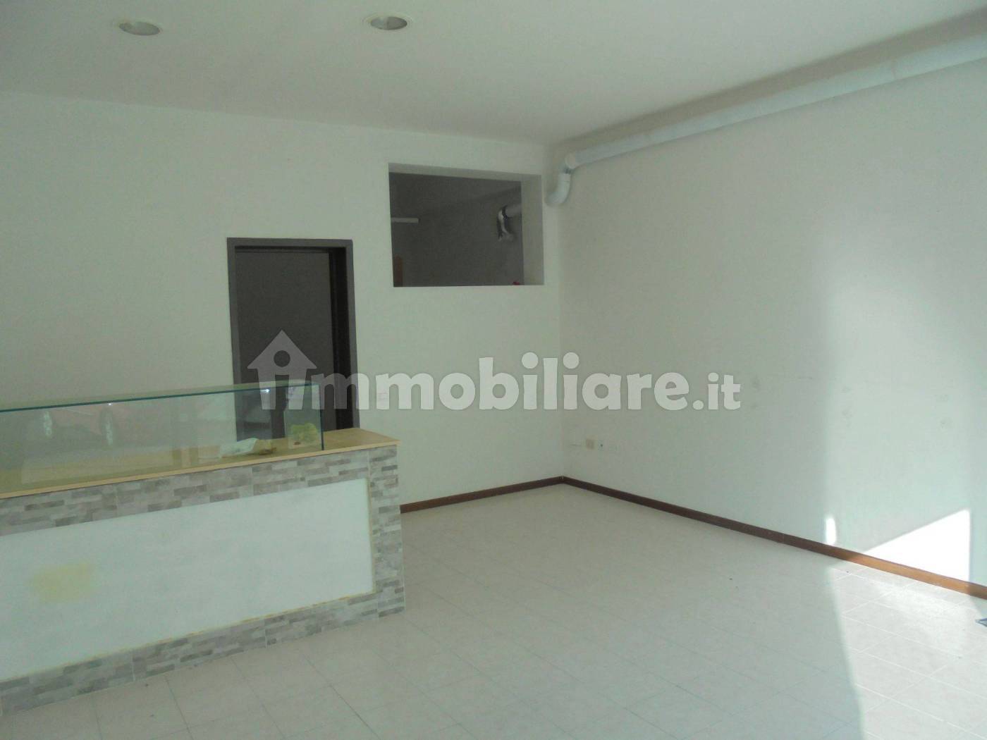 Locale commerciale in Vendita