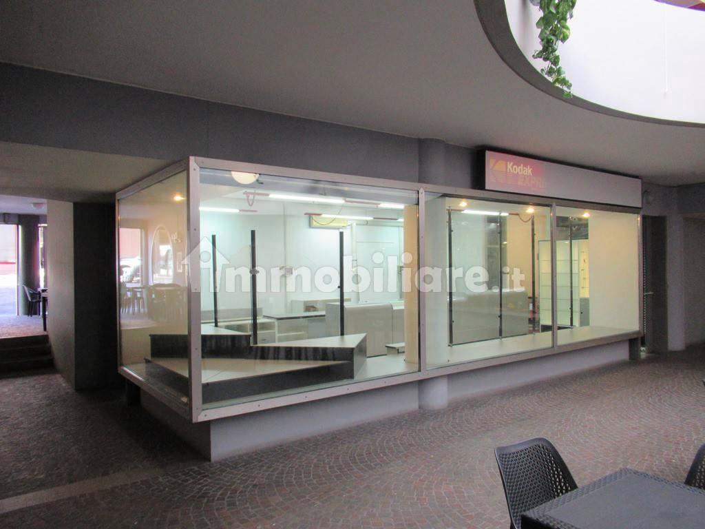 Locale commerciale in Vendita