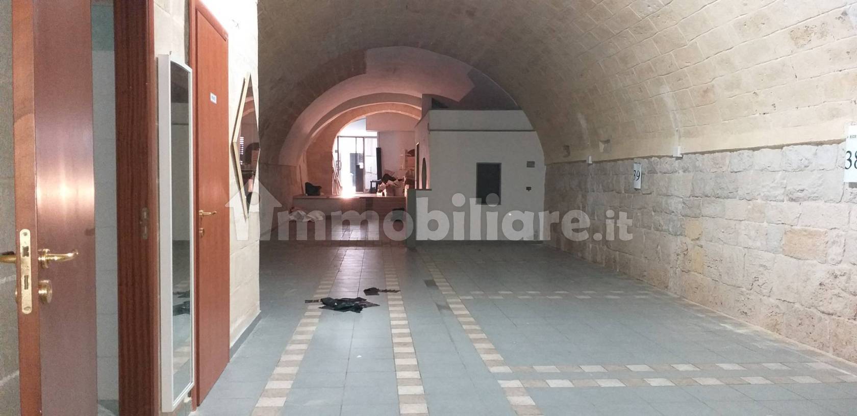 Locale commerciale in Vendita