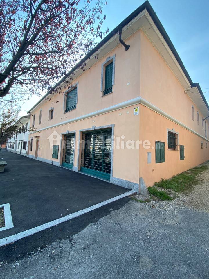 Locale commerciale in Vendita