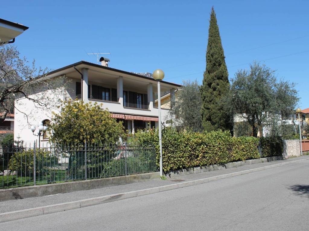 Vendita Villa unifamiliare in via Promontorio Toscolano-Maderno. Buono ...