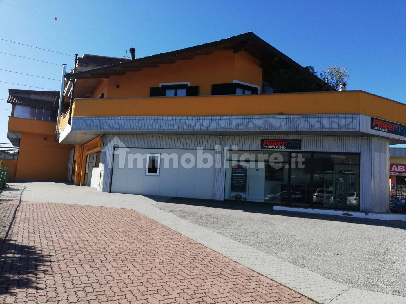 Locale commerciale con laboratorio in Vendita