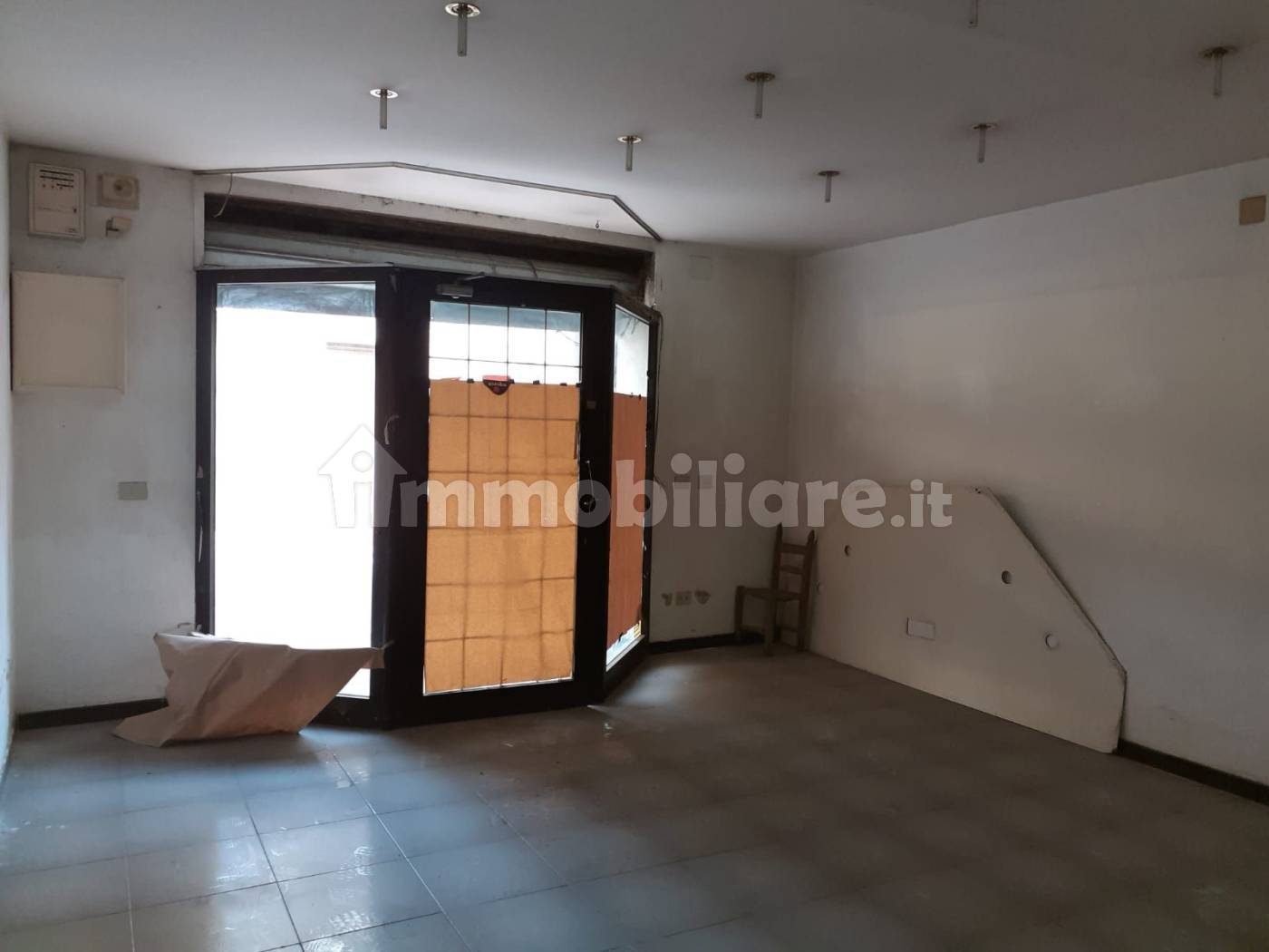 Locale commerciale in Vendita