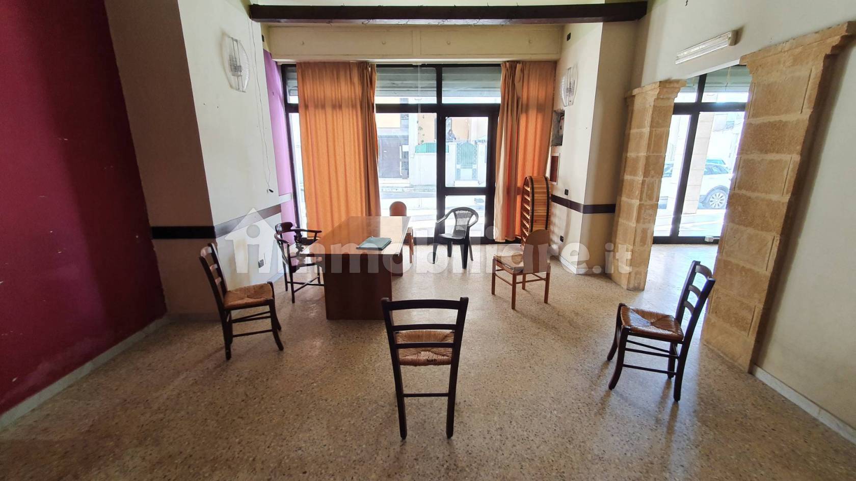 Locale commerciale con laboratorio in Vendita