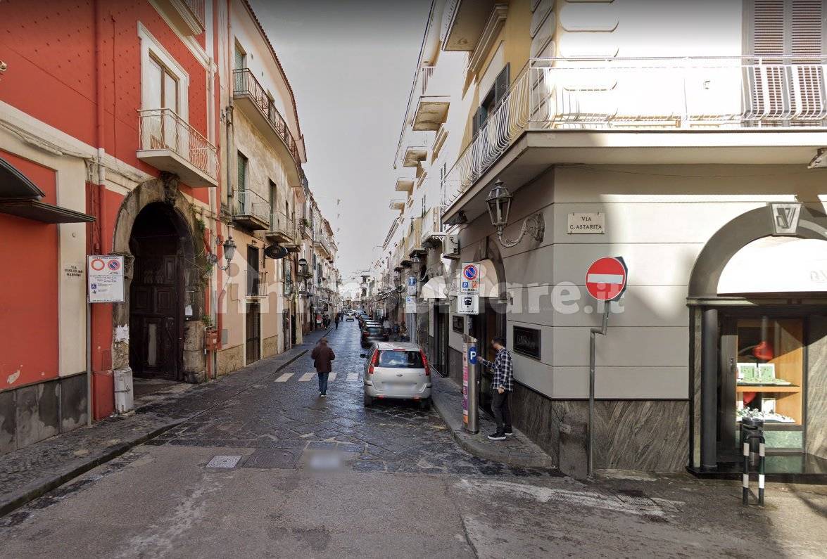 Locale commerciale con laboratorio in Vendita