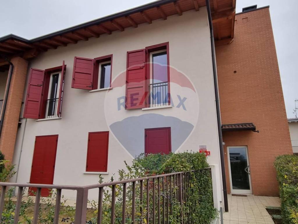 Vendita Appartamento Lonato del Garda. Quadrilocale in via Fenil Nuovo.... Nuovo, secondo piano ...