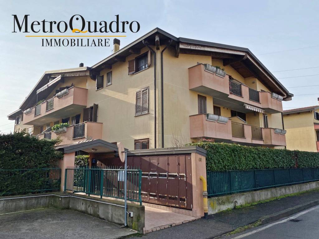 Vendita Appartamento Roncello. Trilocale in via Montale 7. Buono stato ...