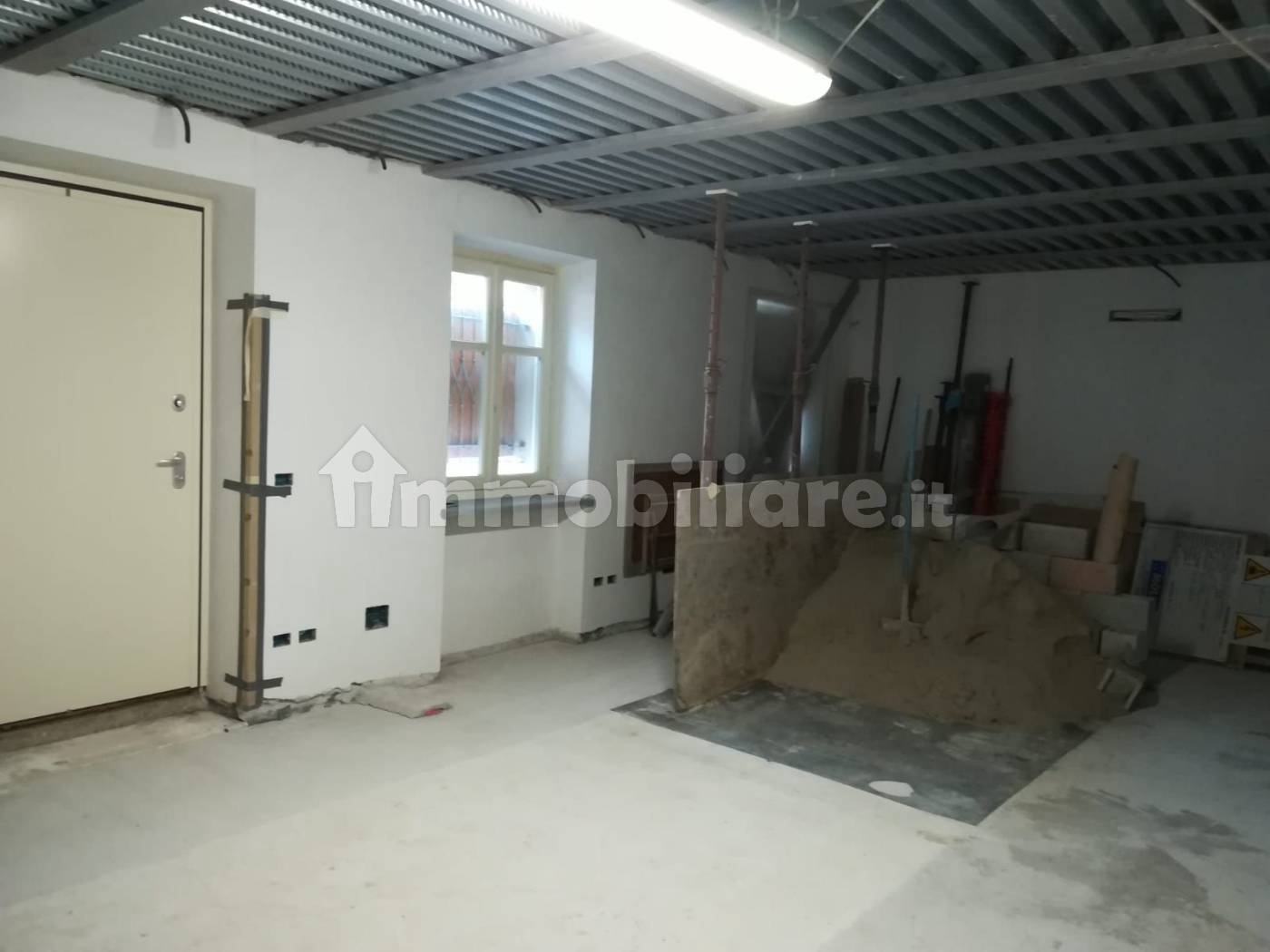 Locale commerciale con laboratorio in Vendita