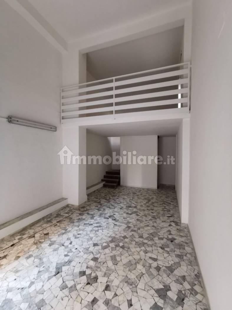 Negozio di abbigliamento in Vendita