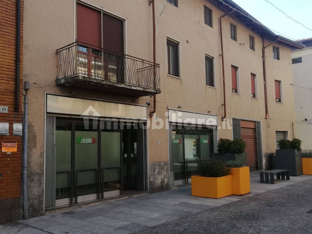 Locale commerciale via Camillo Benso di Cavour 22, Cameri, Rif ...